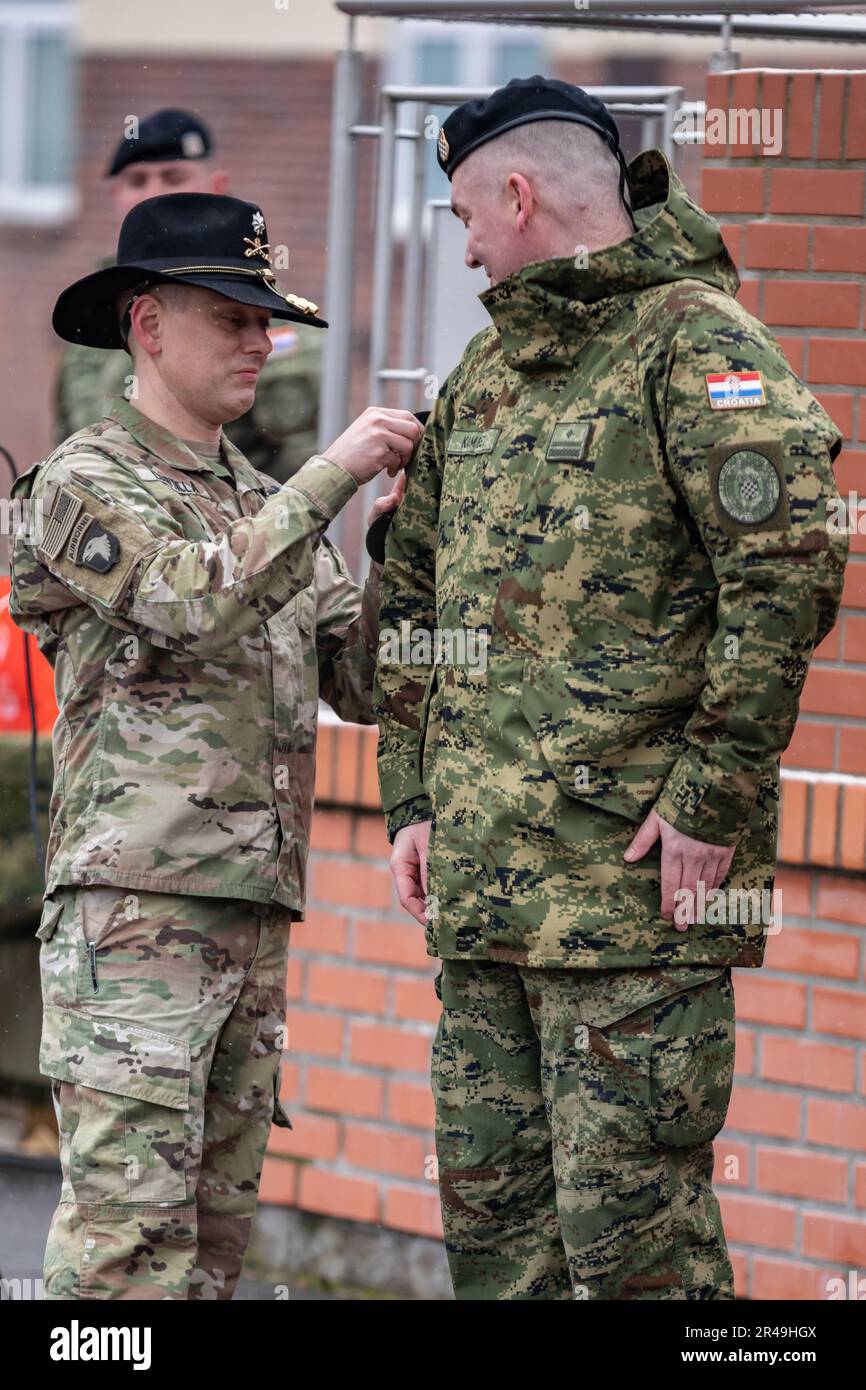 ÉTATS-UNIS Le lieutenant-colonel Sean M. Castilla, à gauche, commandant ...