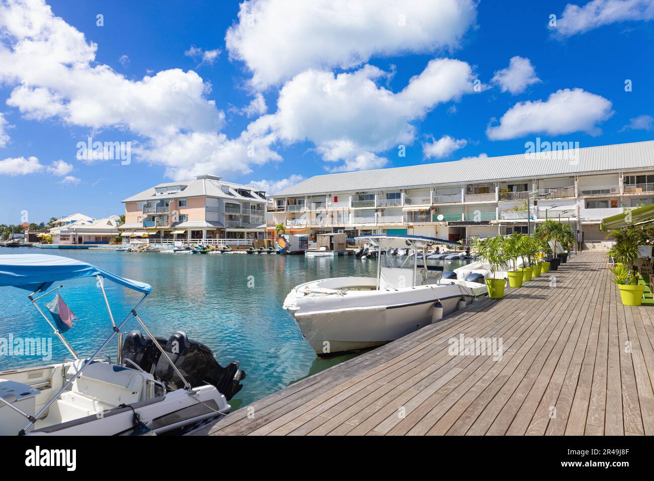 Saint Martin, marina en bord de mer Marigot avec yachts, restaurants et ...