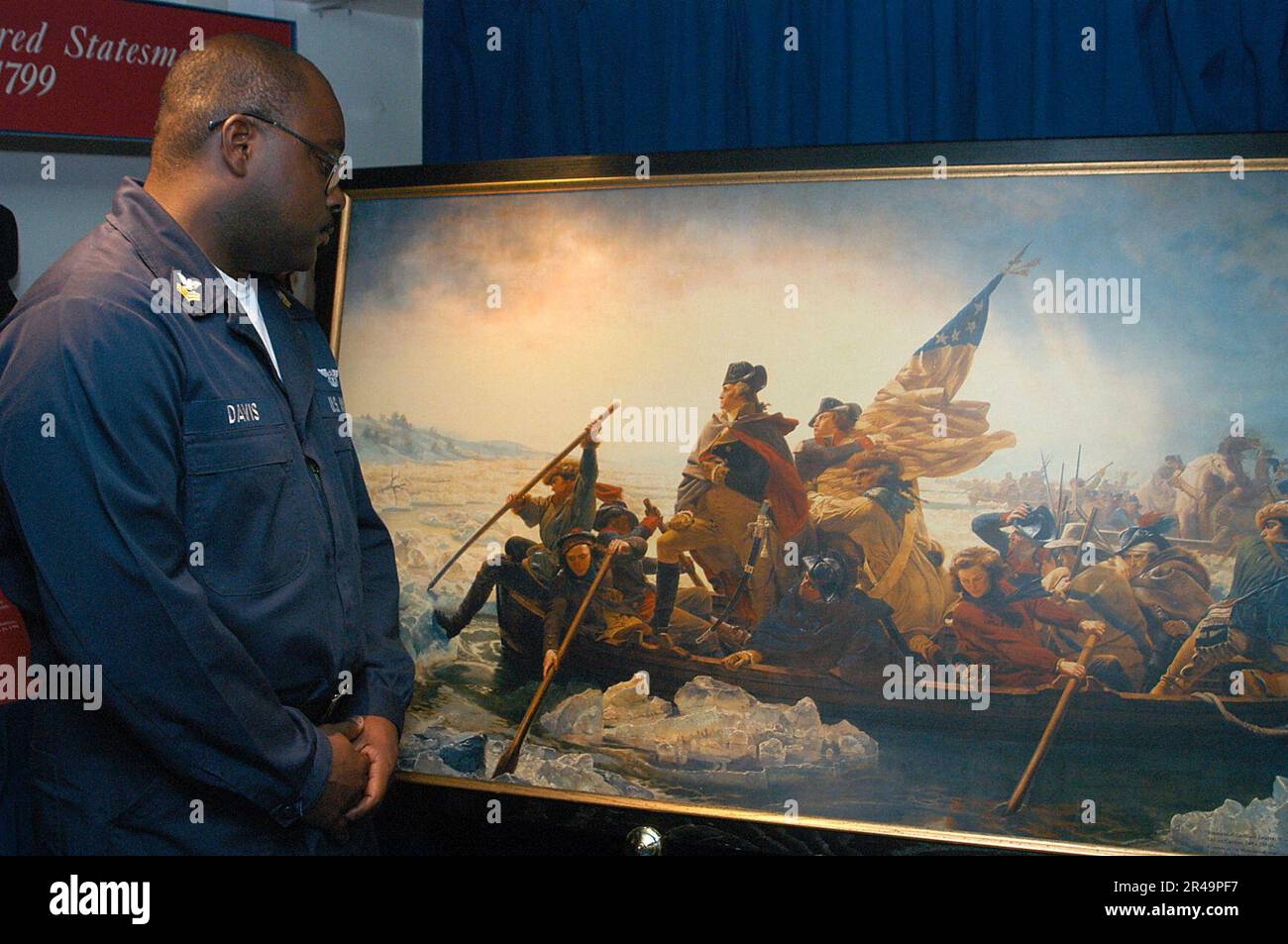 LA CLASSE US Navy Personnelman 1st admire un tableau dans le musée à ...