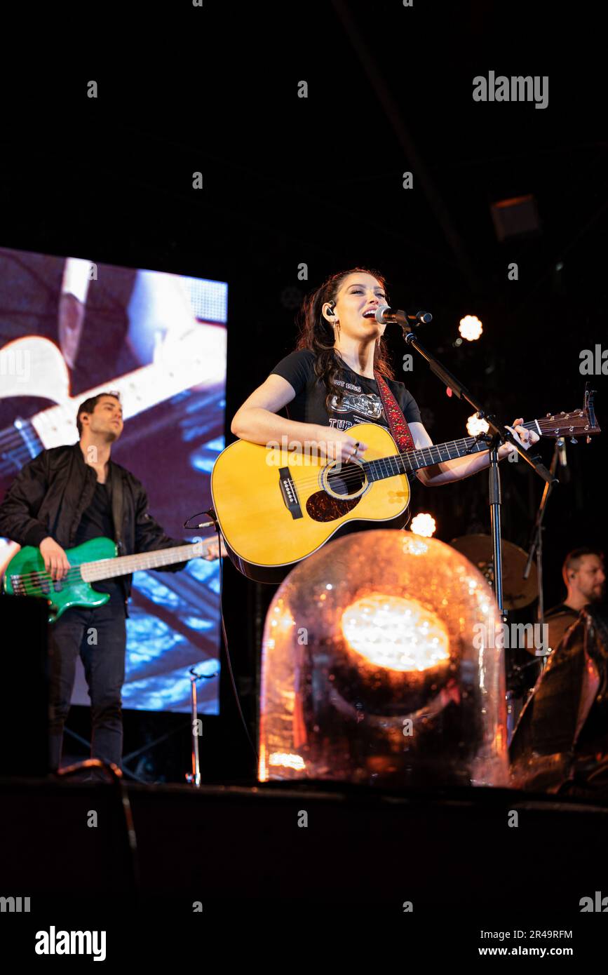 Naomi Cooke, chanteuse en chef pour Runaway June, se présente aux ...