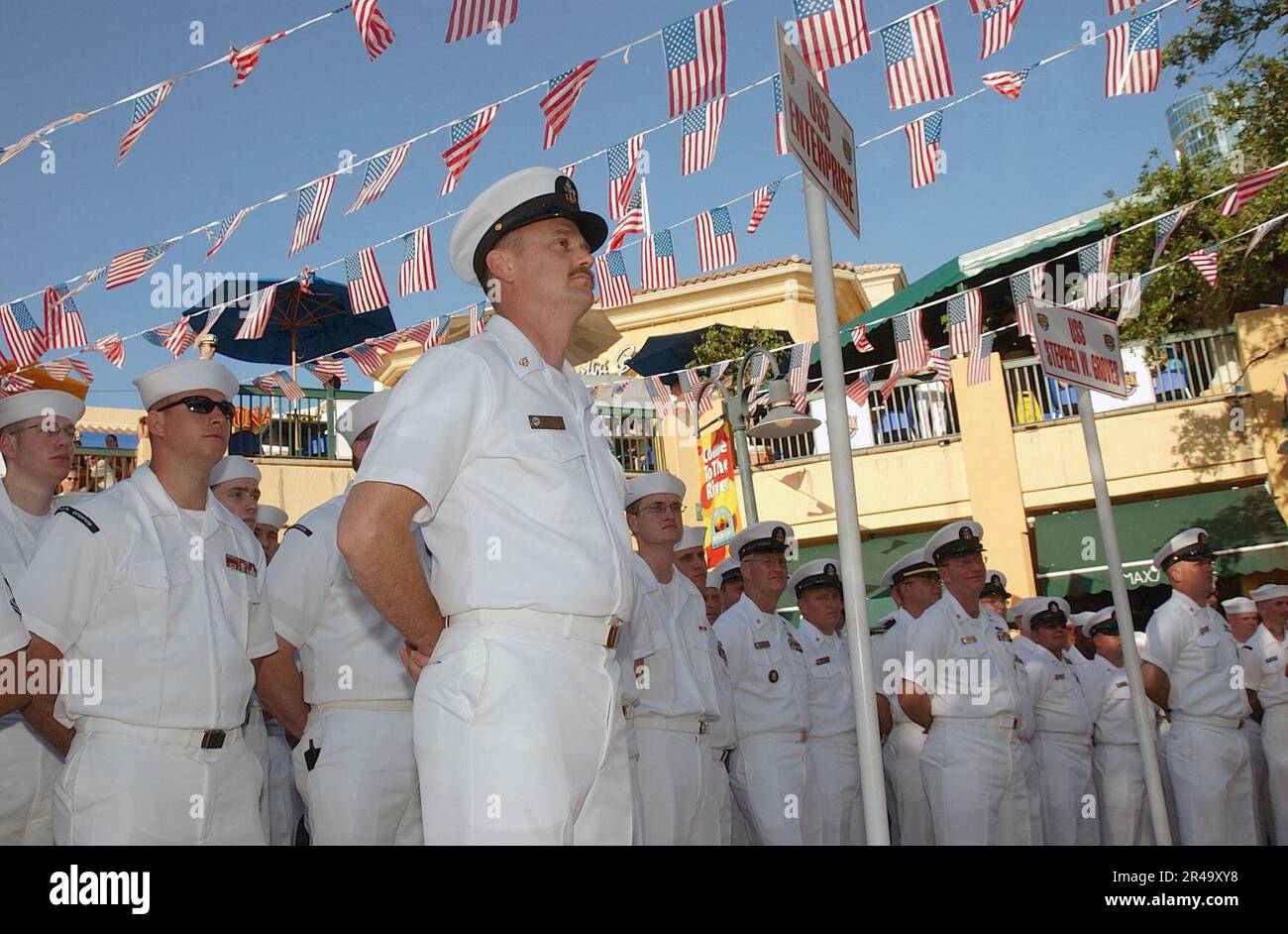 LES marins DE LA Marine AMÉRICAINE participent à une cérémonie pour ...