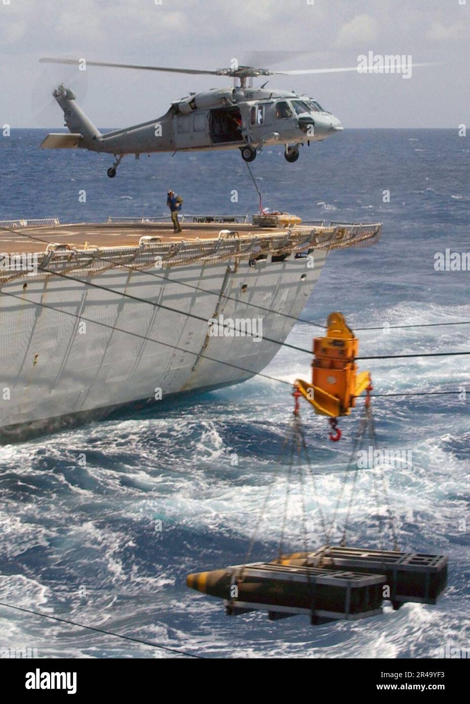 MARINE DES ÉTATS-UNIS un MH-60s Knighthawk transfère l'ordnance du ...