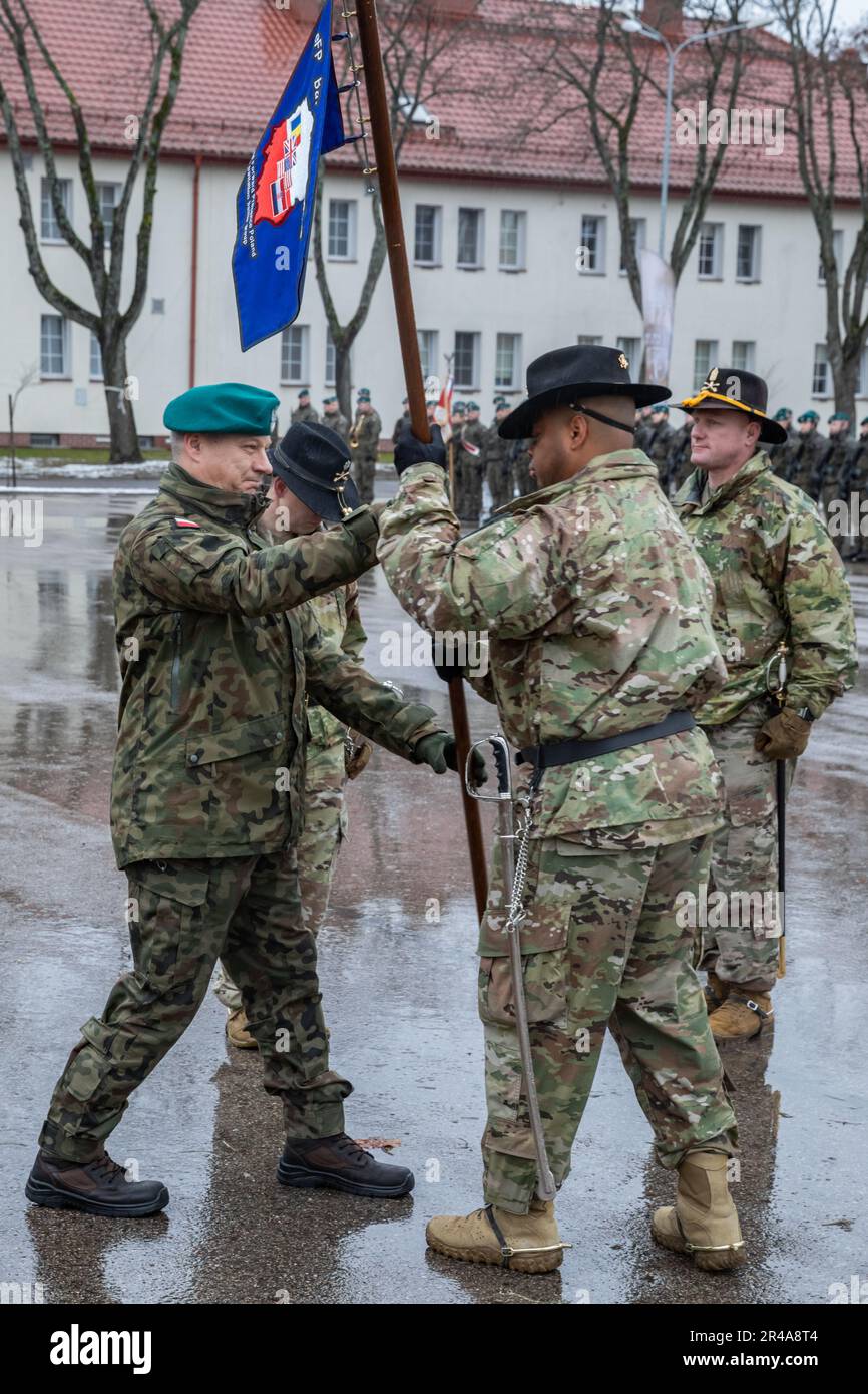 Forces armées polonaises le colonel Adam Koniuk, à gauche, commandant ...