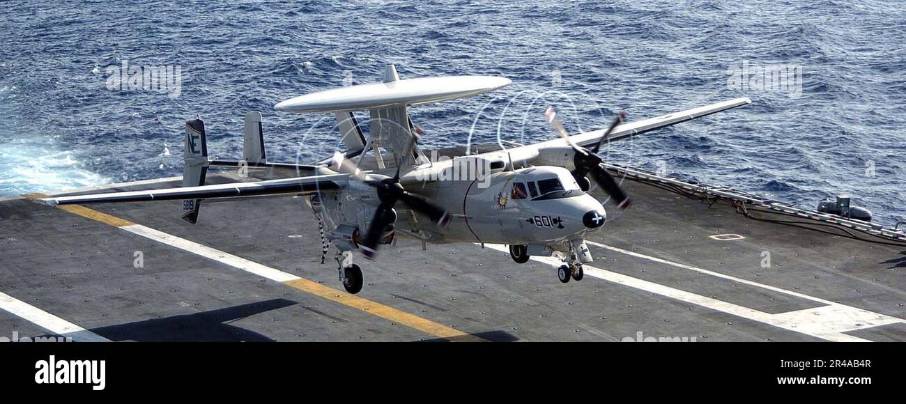 US Navy un E-2C Hawkeye affecté au Sun Kings de Carrier Airborne Early ...