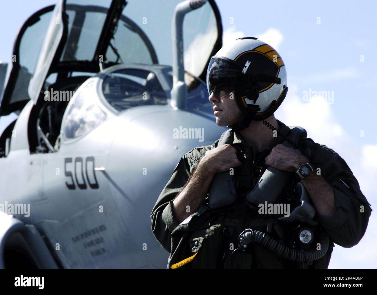 MARINE AMÉRICAINE un membre de l'équipage se tient devant un EA-6B ...