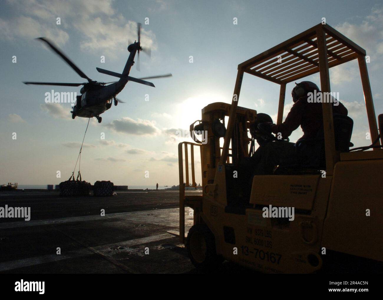 US Navy un Ordnanceman de l'aviation conduit un chariot élévateur à ...