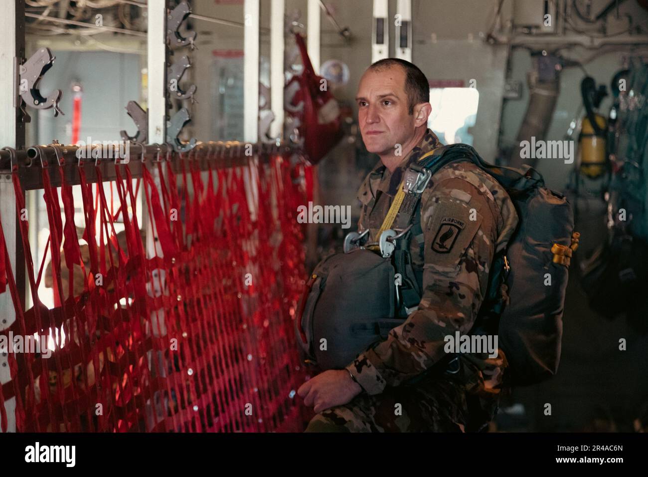 Le sergent d'état-major Lucas Davis, Jumpmaster, Détachement du ...