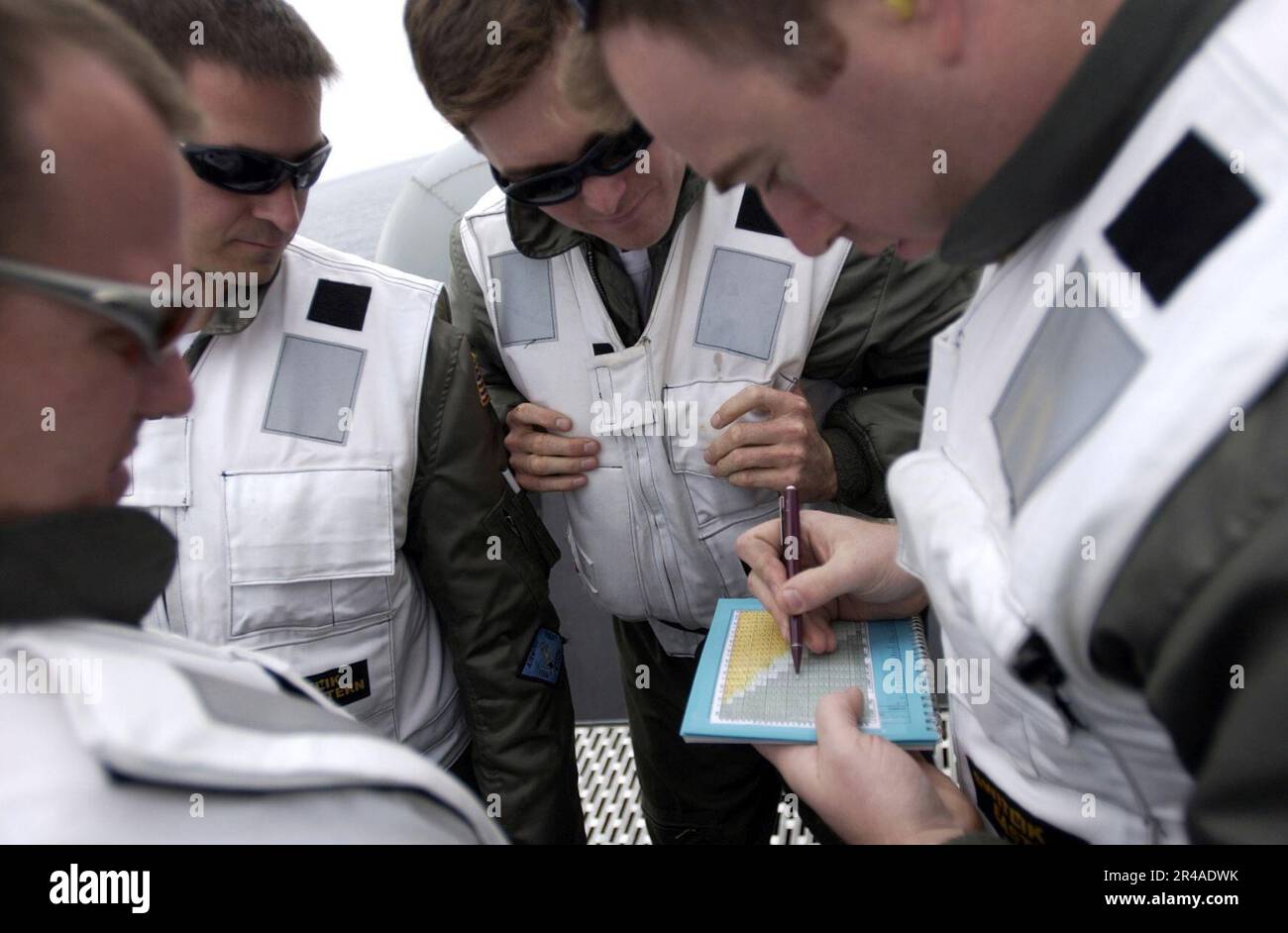 LE LSO (US Navy Landing signal Officers) classe un atterrissage arrêté ...