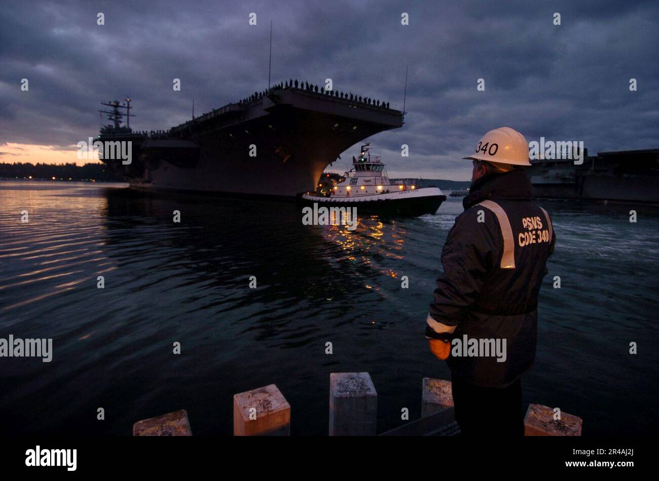 MARINE AMÉRICAINE le maître de port supervise le mouvement sécuritaire ...