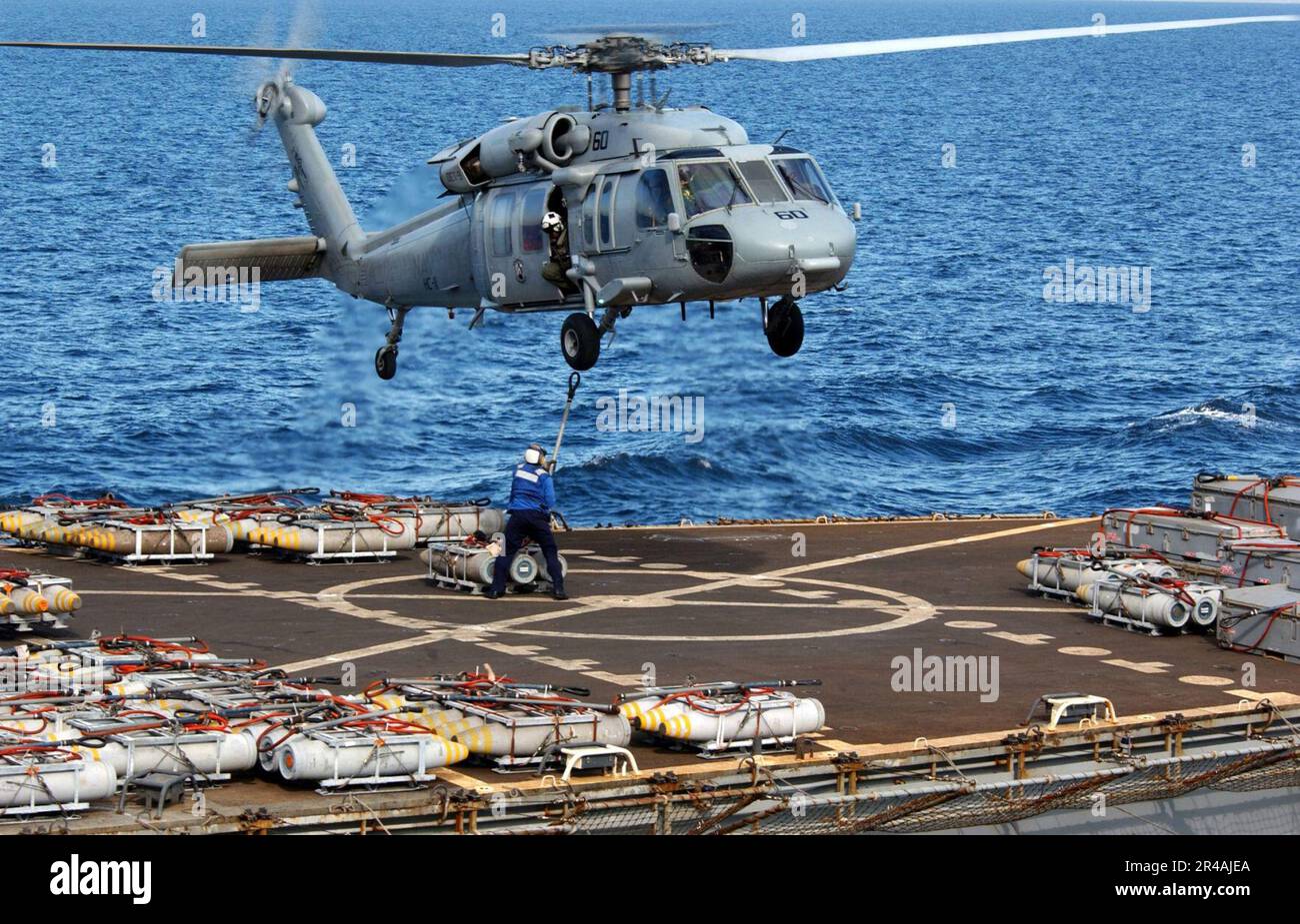 MARINE AMÉRICAINE un hélicoptère MH-60s Knighthawk se prépare à ...