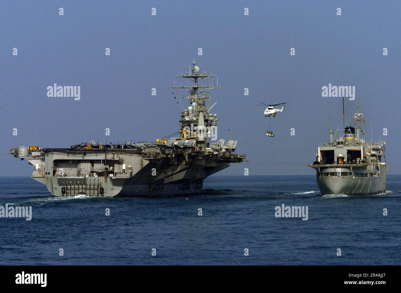 US Navy un hélicoptère sa 330J Puma, affecté aux magasins de combat du ...