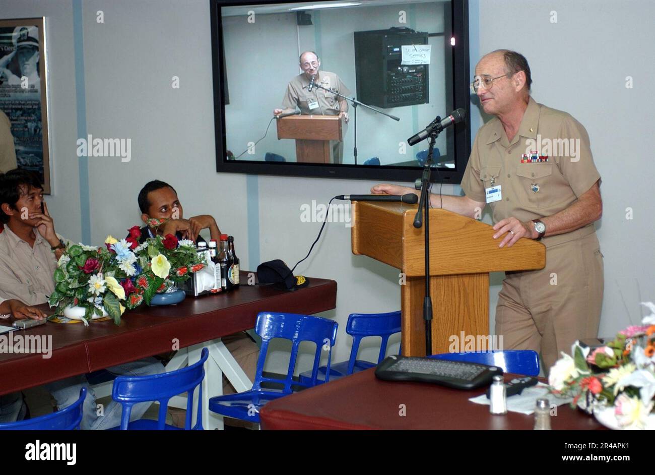 US Navy Surgeon, U.S. Robert D. Hufstader, Jr., commandant du Pacifique ...