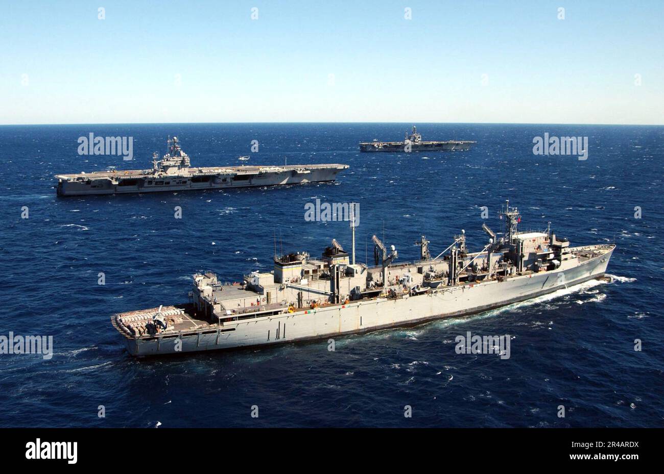 L'USS John F. Kennedy (CV 67), TOP, USS Theodore Roosevelt (CVN 71 ...