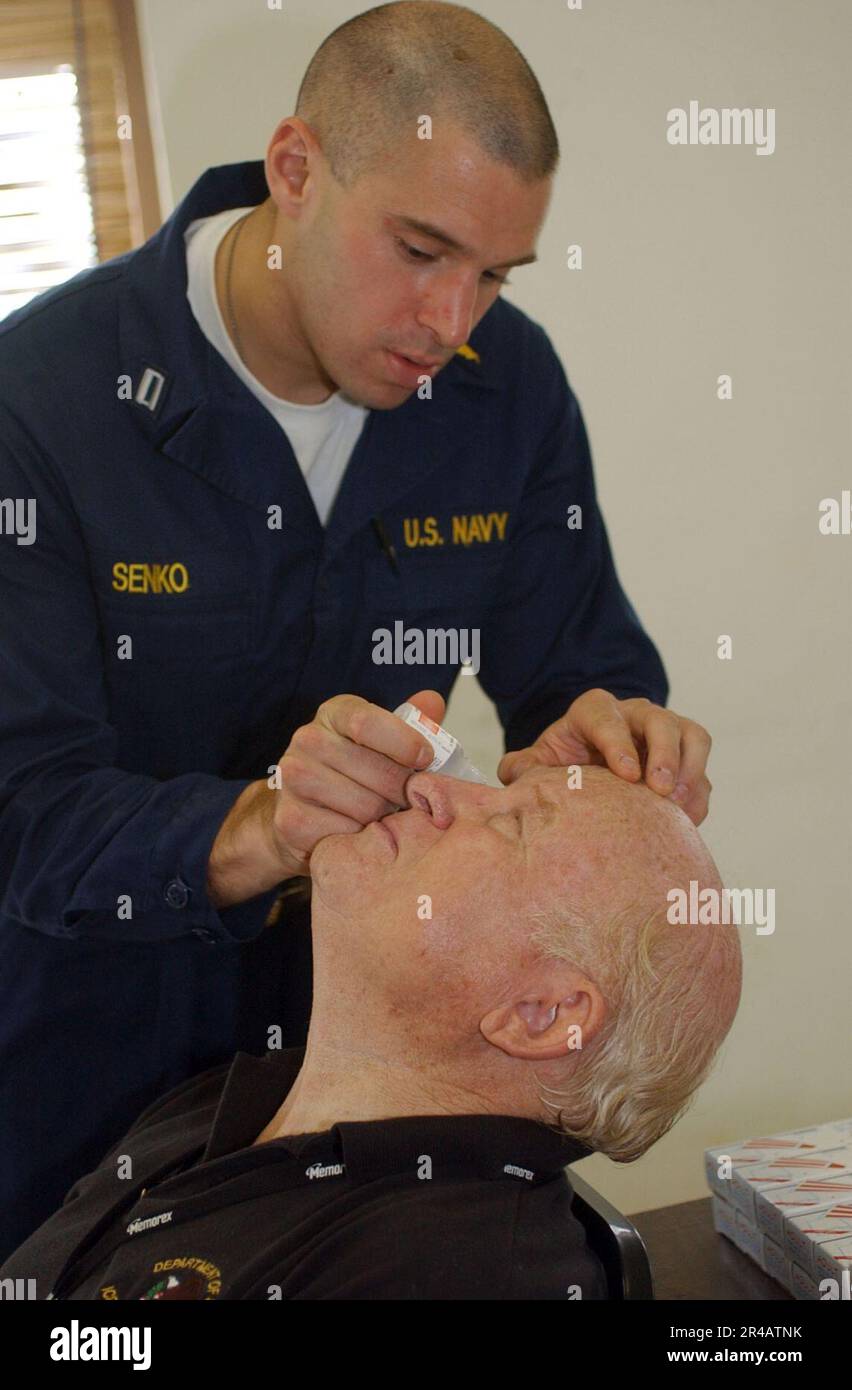 US Navy Lt. Un optométriste affecté au navire-hôpital USNS Mercy (T-AH ...