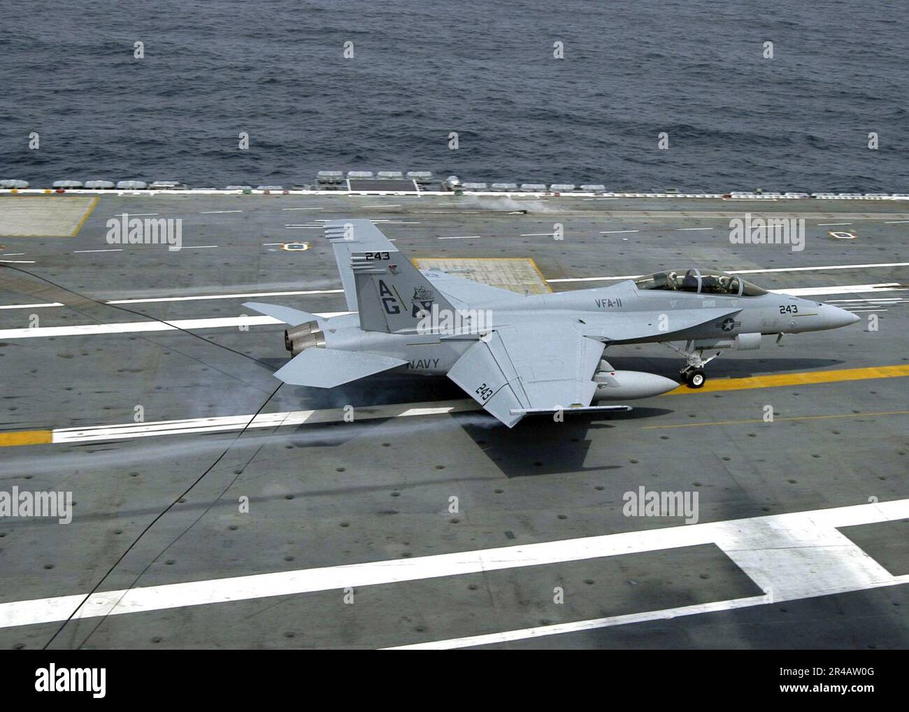 US Navy un F-A-18F Super Hornet fait un atterrissage arrêté sur le pont ...