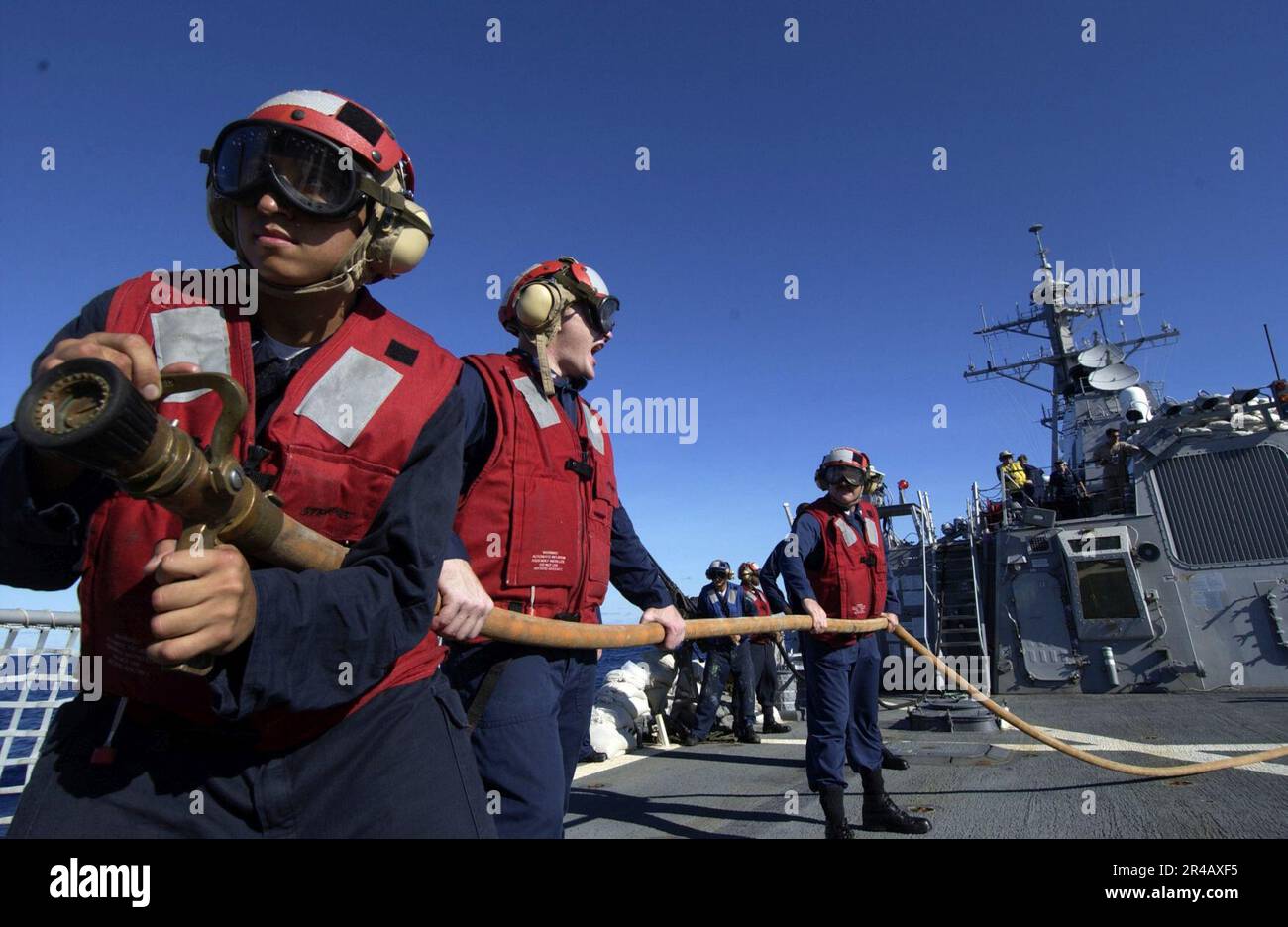 US Navy Damage Controlman 3rd Class dirige son équipe de flexibles lors ...