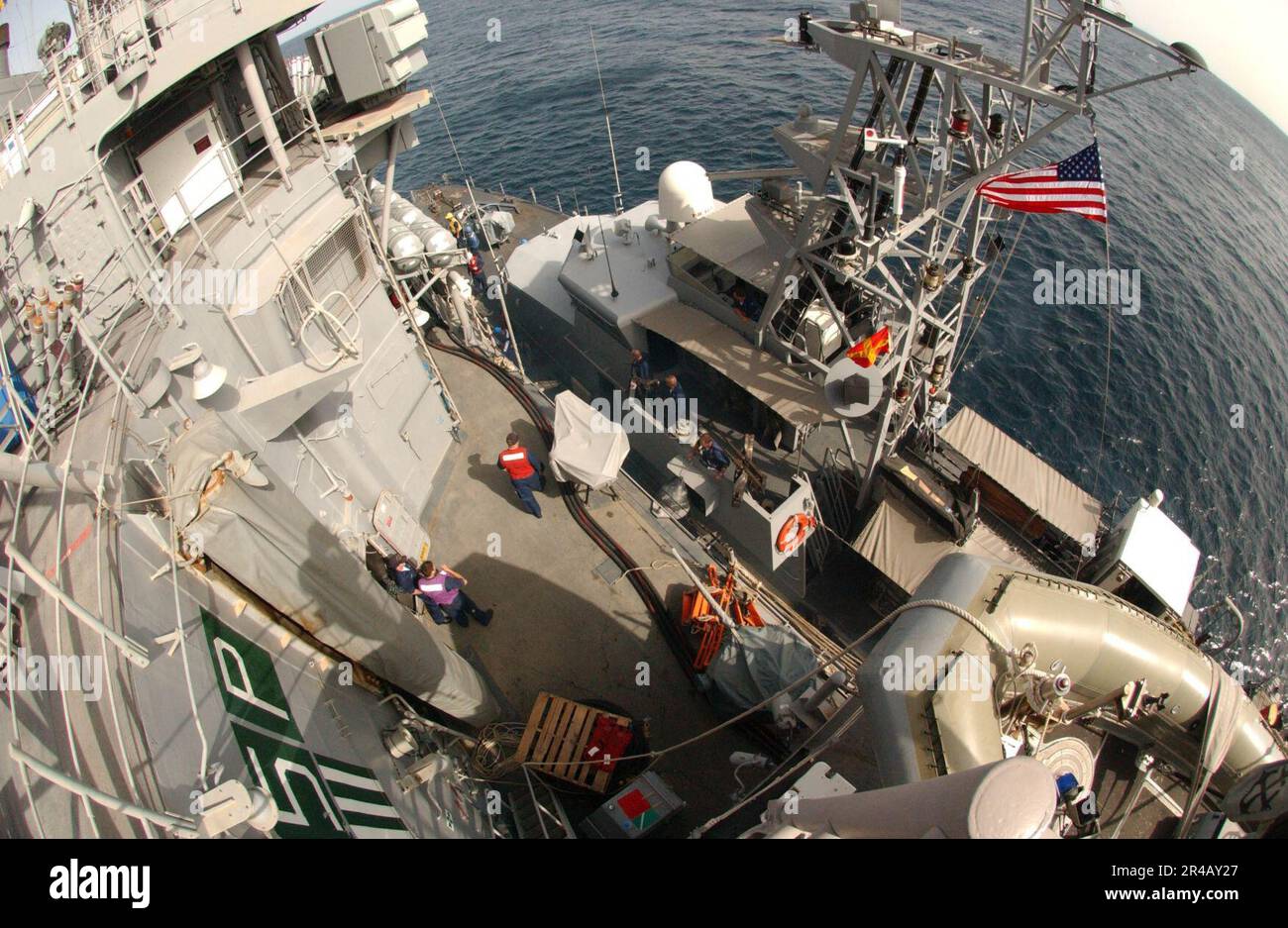 US Navy le navire de patrouille côtière de classe Cyclone USS Firebolt (PC 10) se déplace le ...
