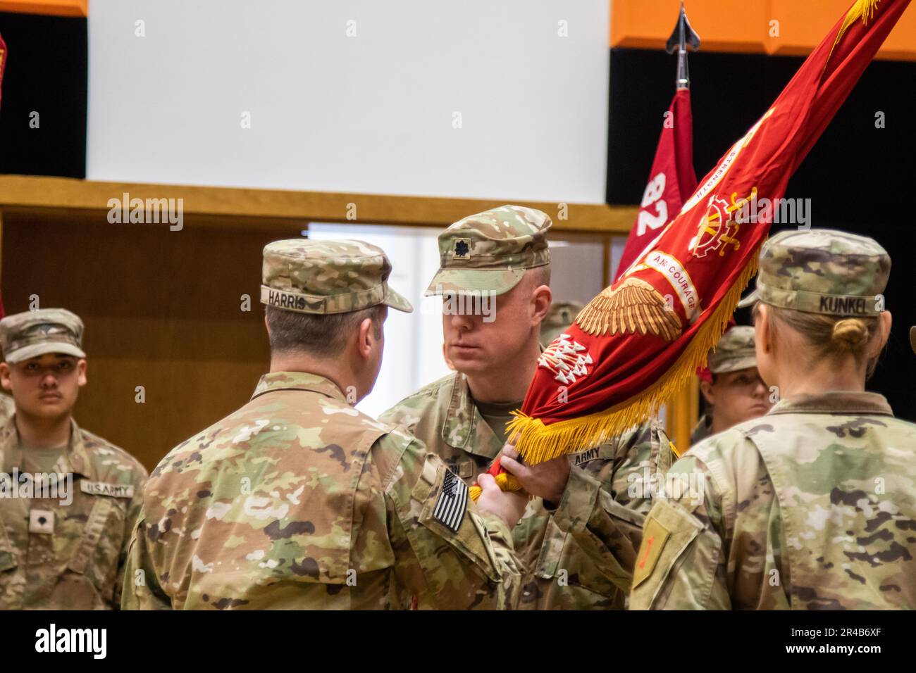 Le colonel Bryan M. Harris, commandant, 2nd Armored Brigade combat Team ...