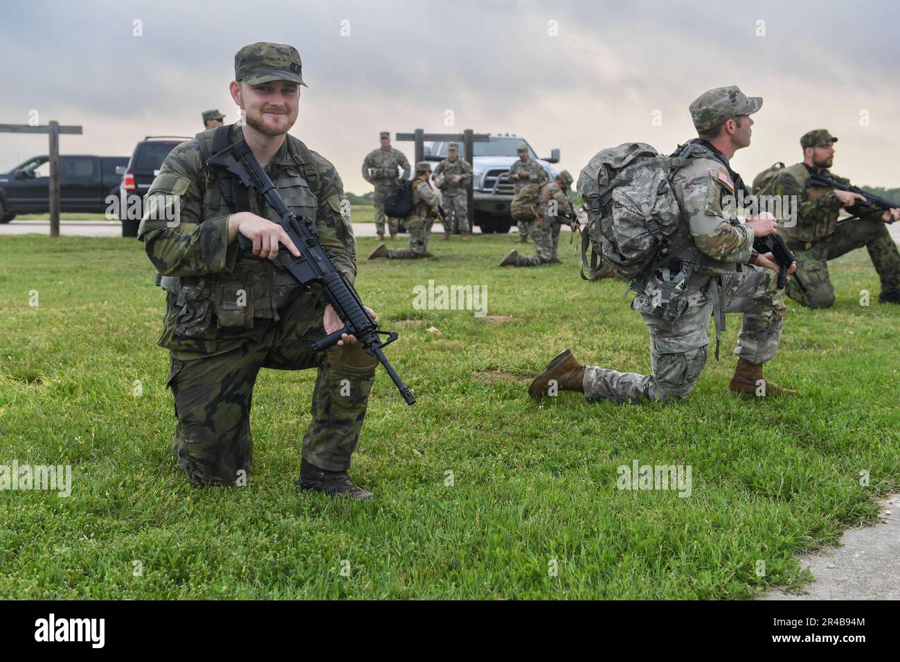 Le Sgt Richard Trcka, de première classe, de l'armée tchèque, pratique ...