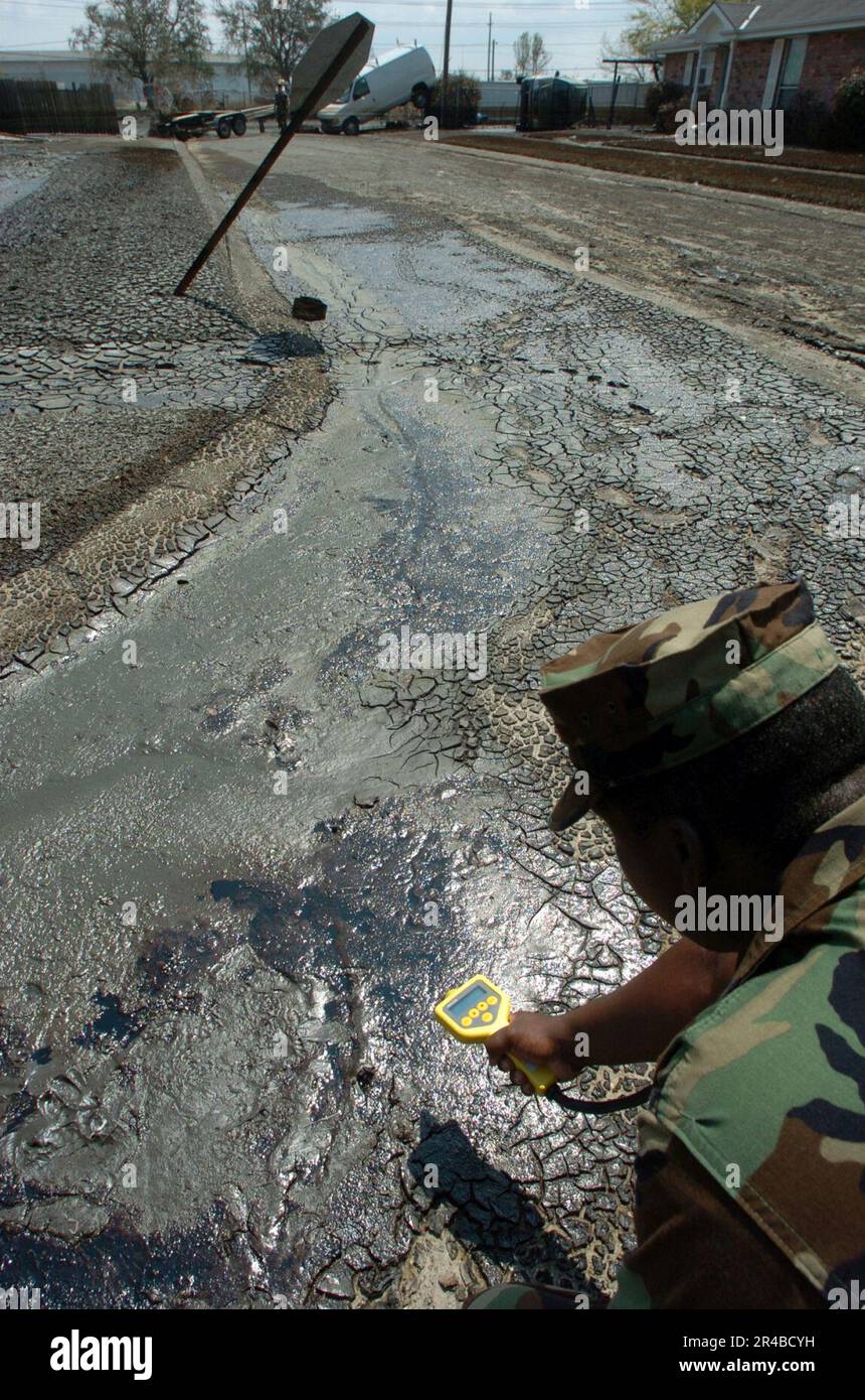 LA classe Corpsman 1st DE l'US Navy Hospital utilise un chromatographe ...