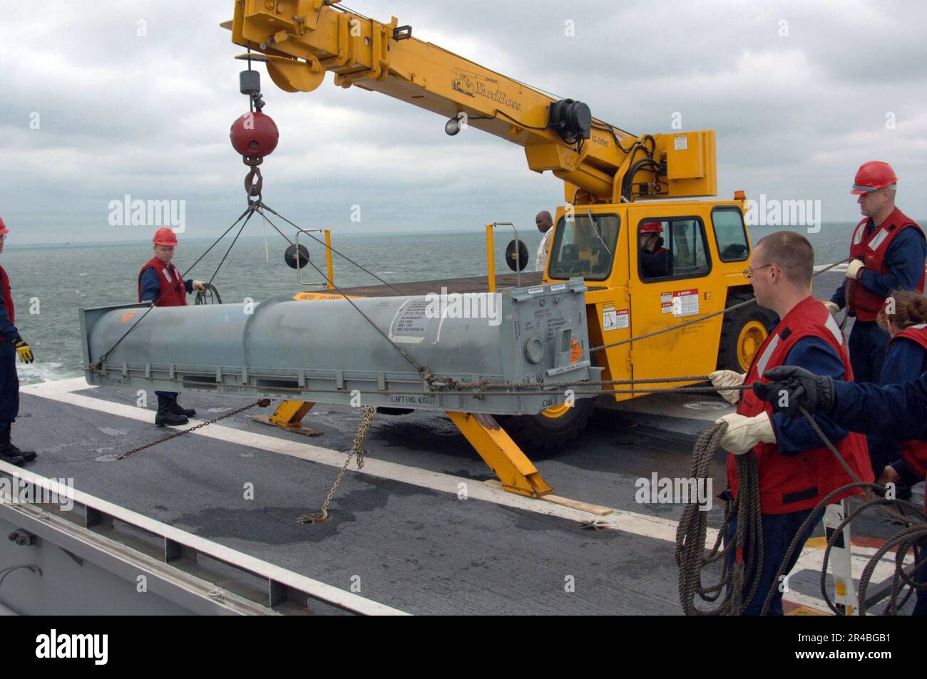LA MARINE AMÉRICAINE Fire Controlmen transporte un missile RIM-7 OTAN ...