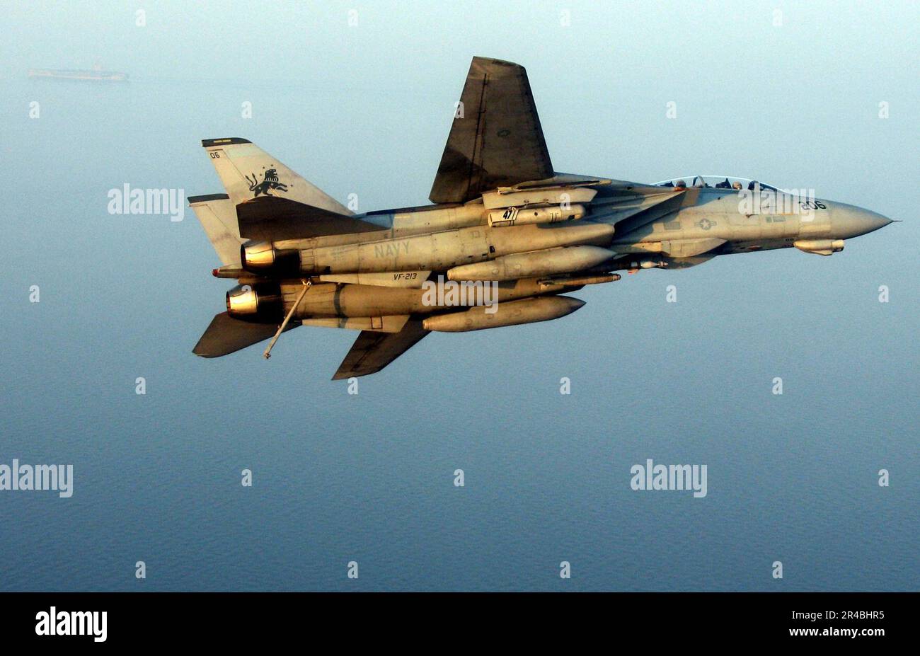 US Navy un F-14D Tomcat Banks avec son crochet abaissé en préparation à ...