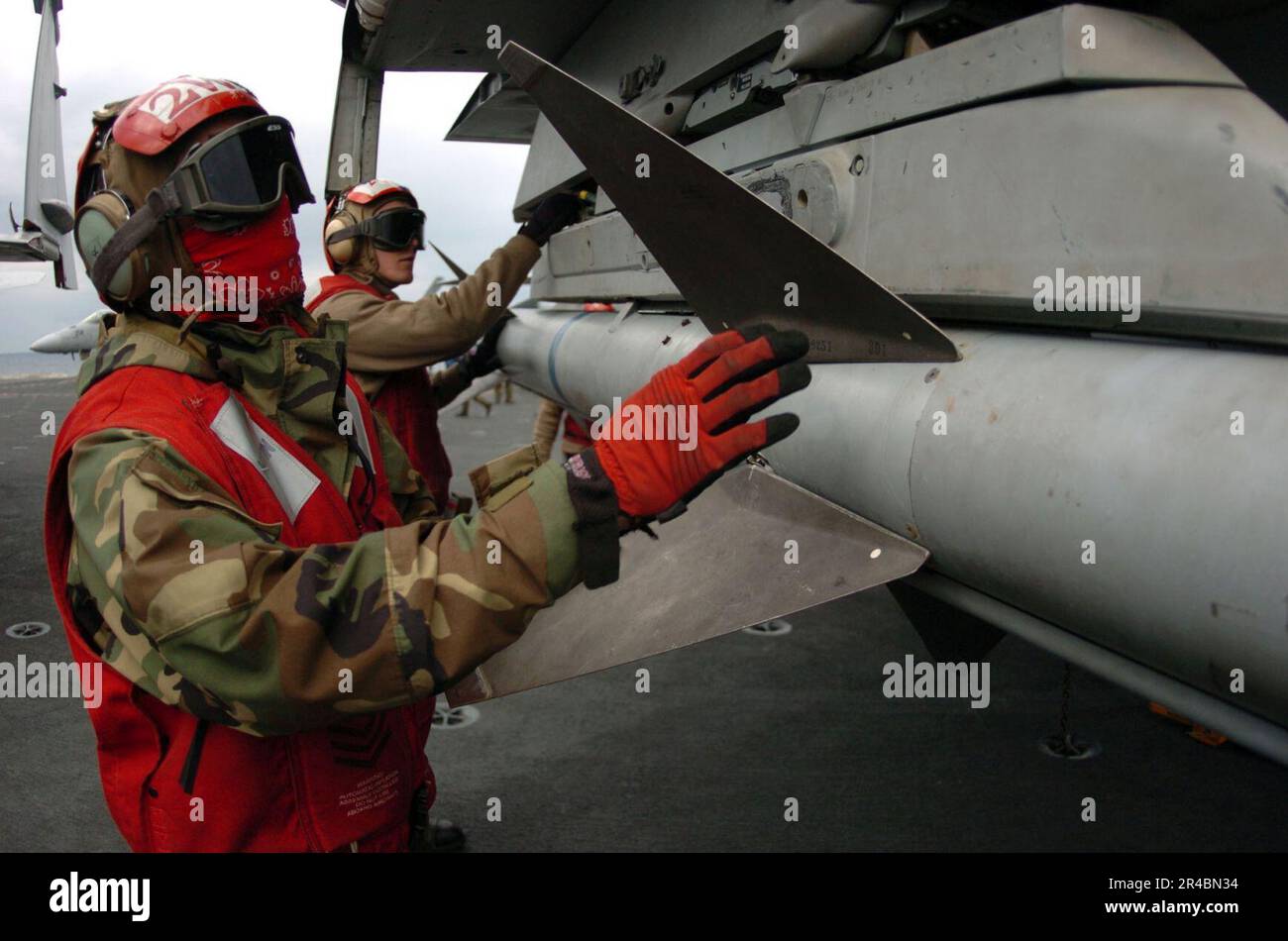LES soldats DE l'aviation DE LA MARINE AMÉRICAINE inspectent un missile ...