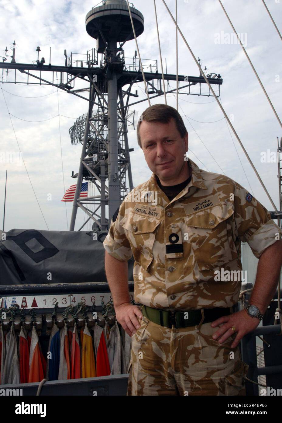 US Navy Royal Navy Commodore se trouve sur le pont de signalisation à ...