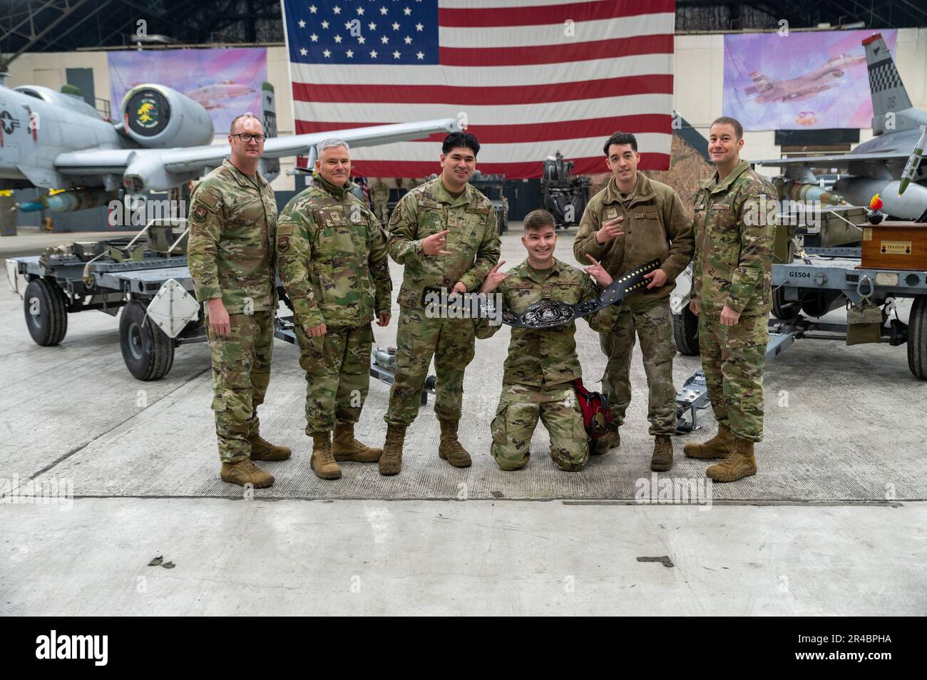 ÉTATS-UNIS Todd Wydra, commandant du groupe de maintenance 51st, pose ...
