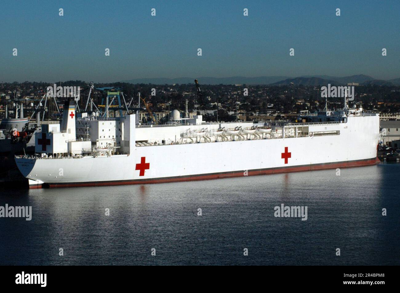 MARINE AMÉRICAINE le navire-hôpital USNS Mercy (T-AH 19) du ...