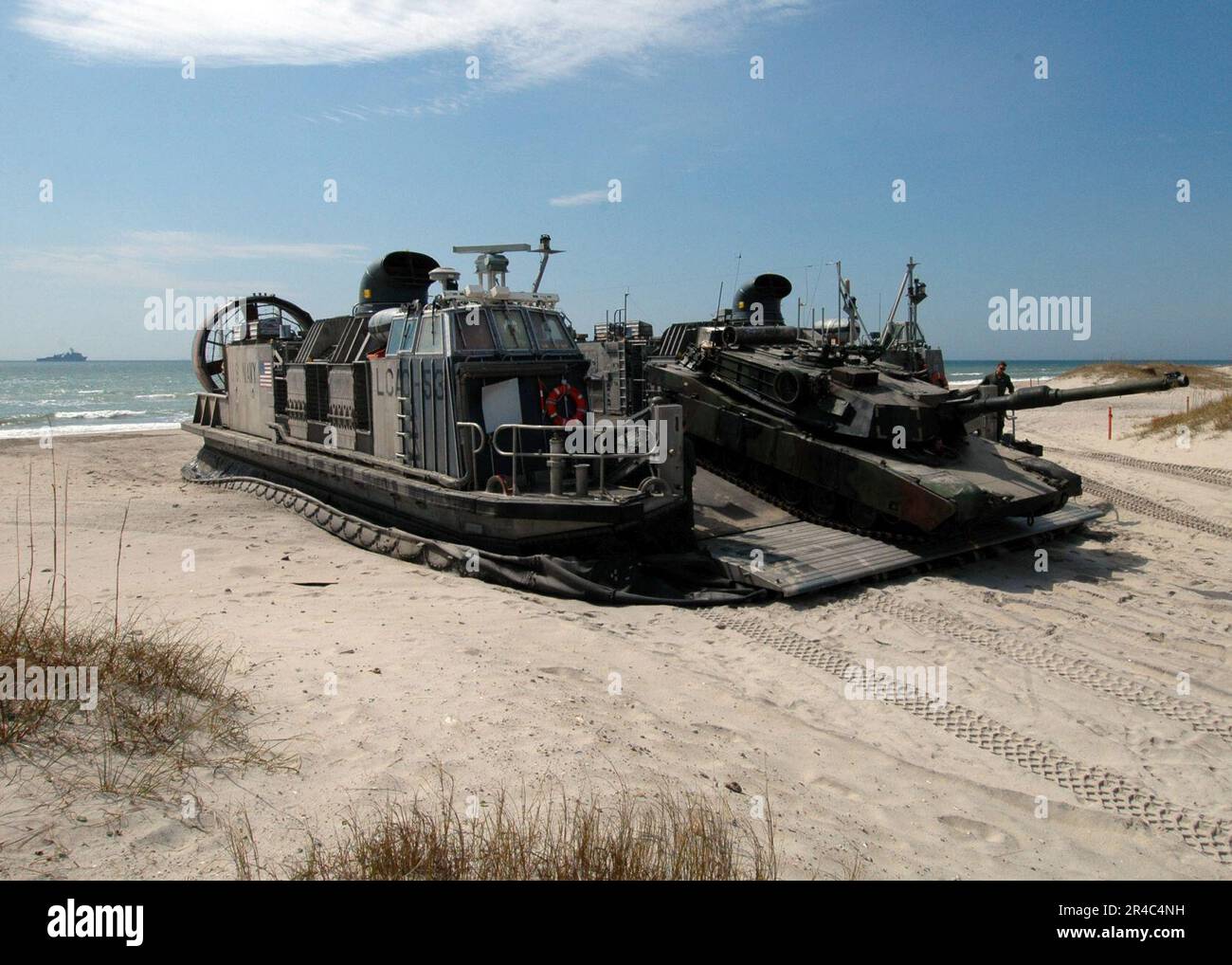 MARINE AMÉRICAINE M1A1 le char de bataille d'Abrams est déchargé à la ...