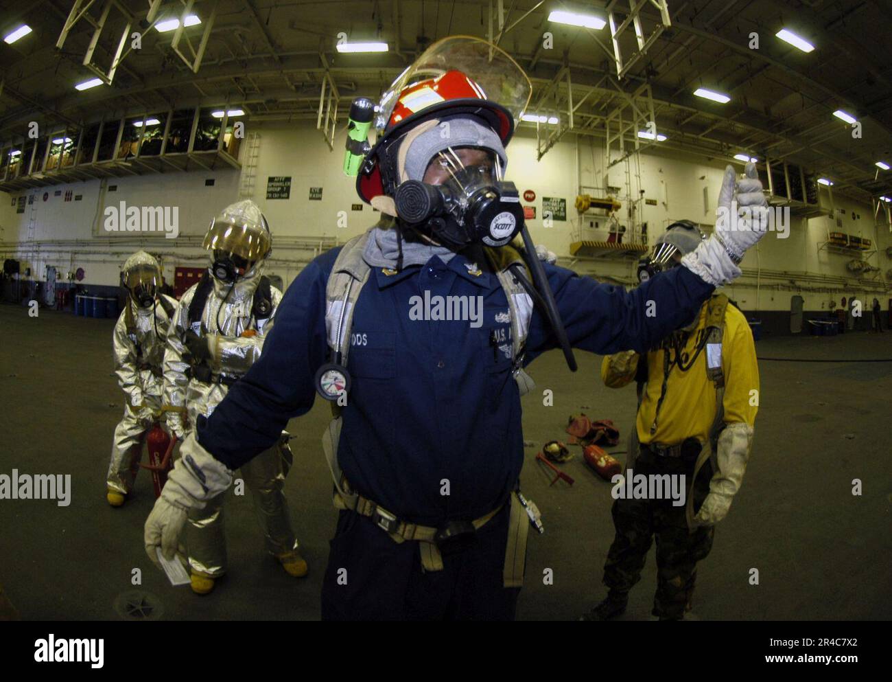 US Navy un leader sur place dirige les équipes de tuyaux pendant un tir ...