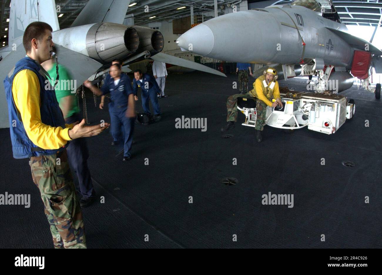 US Navy Aviation Boatswain's Mate (Handling) 3rd classe dirige un F-A ...