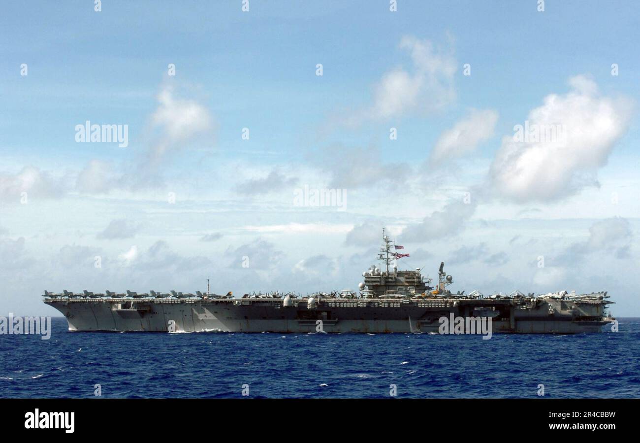 US Navy il dirige le porte-avions classique USS Kitty Hawk (CV 63) à ...