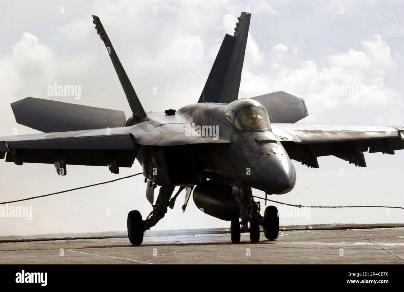 US Navy un F-A-18E Super Hornet fait un atterrissage arrêté sur le pont ...