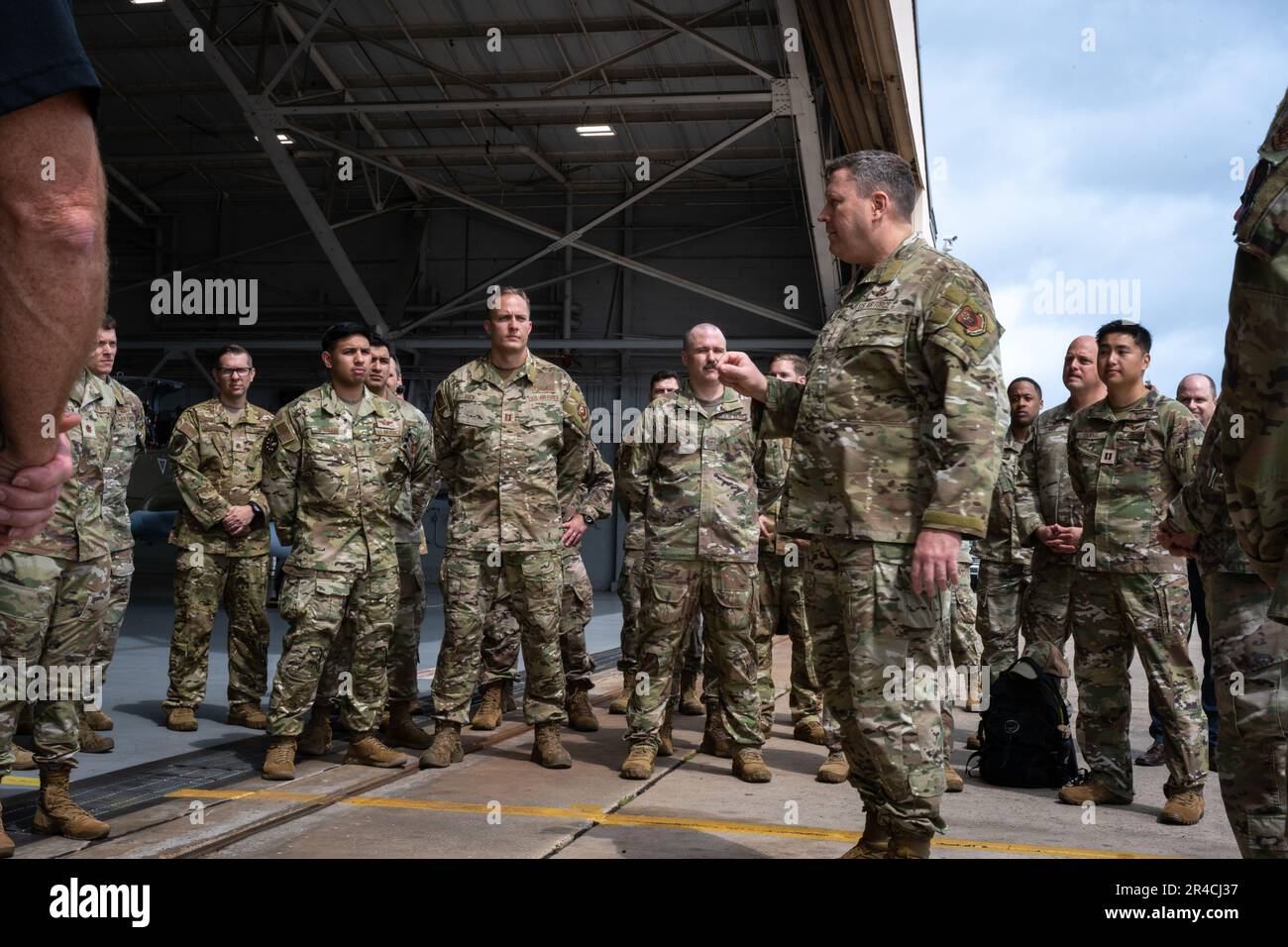 Le lieutenant-général Tony D. Bauernfeind, commandant du Commandement ...