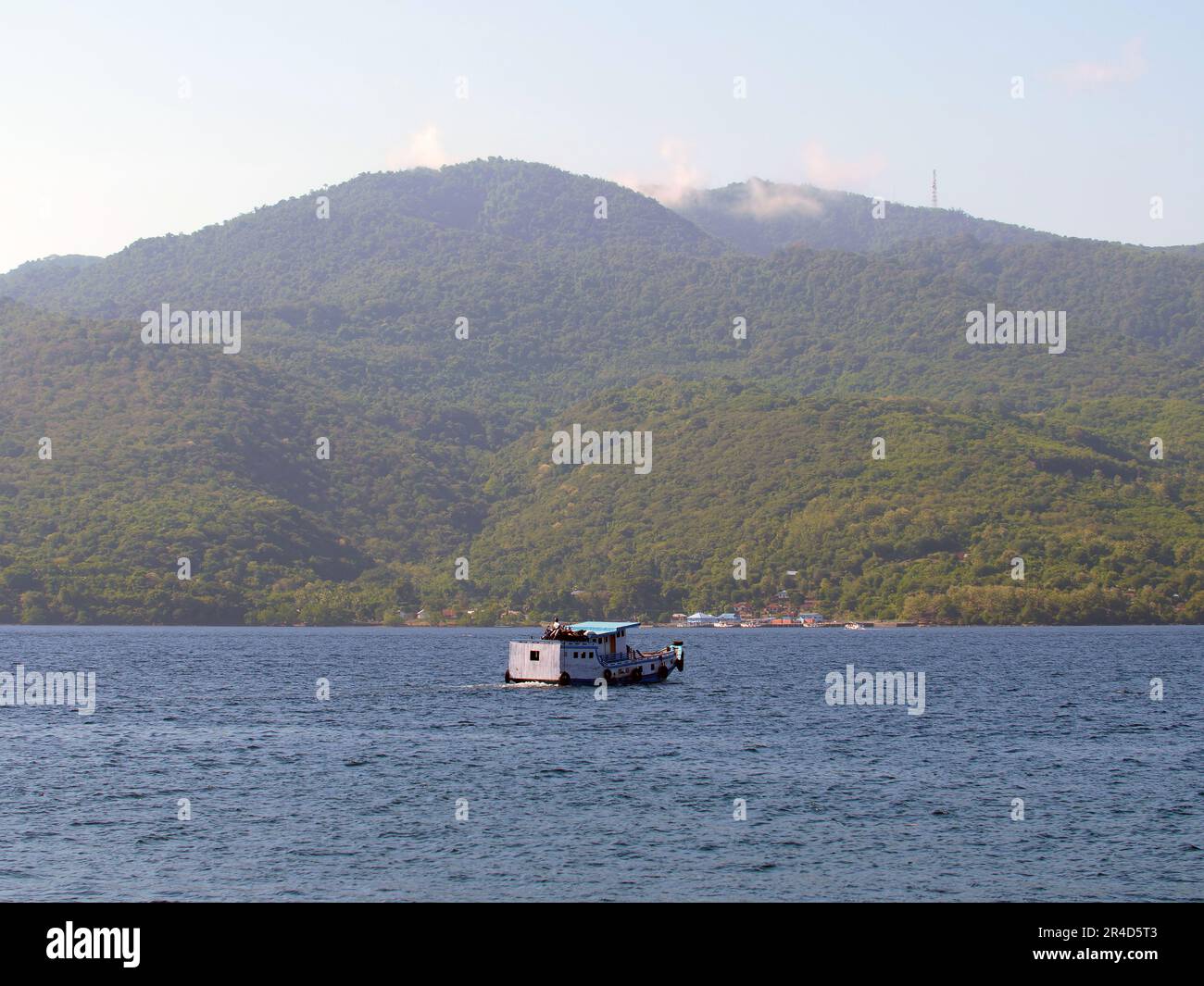 Maumere, Indonésie-23 mai 2023 : un ferry inter-insulaire en Indonésie ...