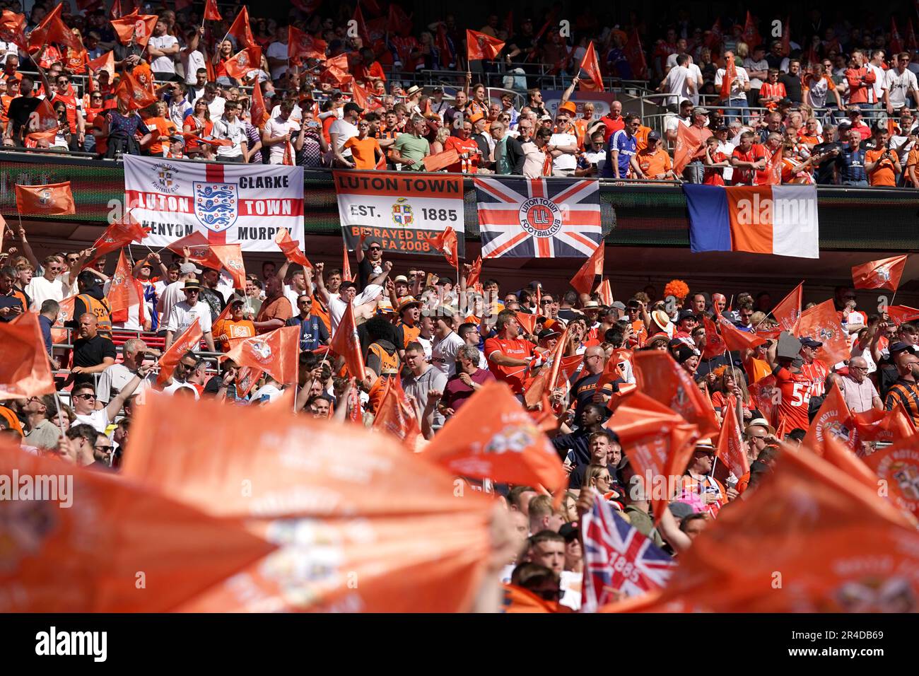 Luton Town fans dans les stands devant le coup d'envoi dans la finale ...