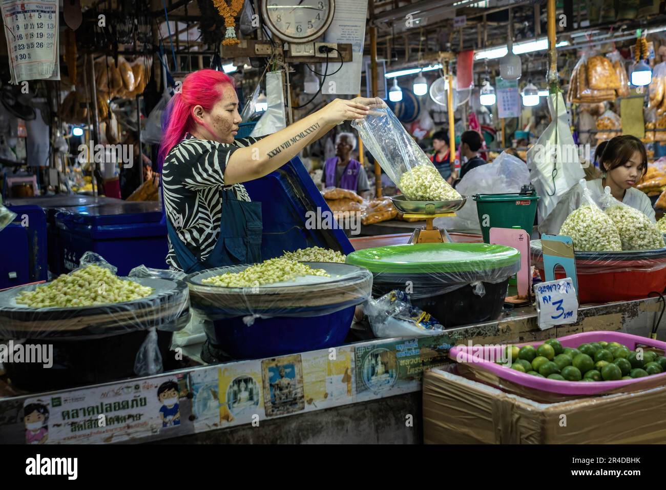 25 mai 2023, Bangkok, Thaïlande: Le vendeur de fleurs de gros et de détail emboîte le jasmin à l ...