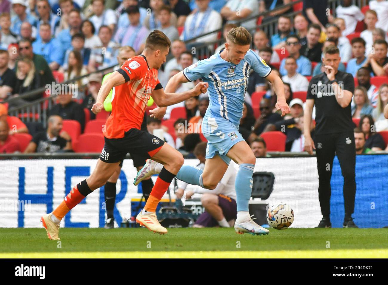 Viktor Gyokeres de Coventry City combat pour possession avec Reece ...