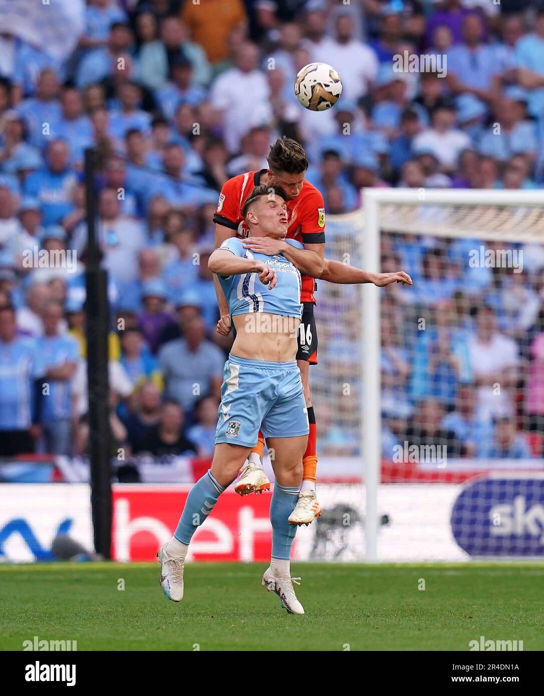 Viktor Gyokeres de Coventry City et Reece Burke de Luton Town (à droite ...