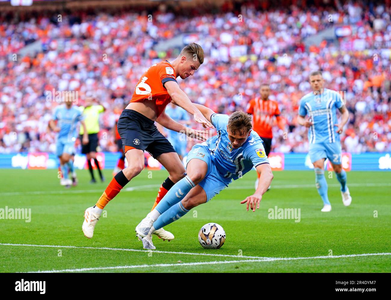 Reece Burke de Luton Town (à gauche) et Callum Doyle de Coventry City ...
