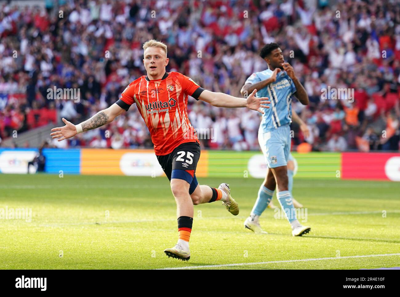 Joe Taylor, de Luton Town, célèbre avant que son but ne soit refusé ...