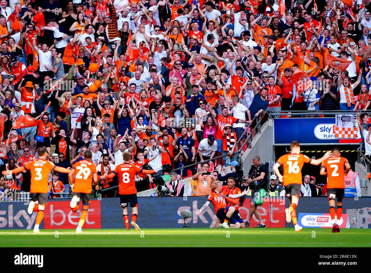 Joe Taylor, de Luton Town, fête avec ses coéquipiers après avoir marqué ...