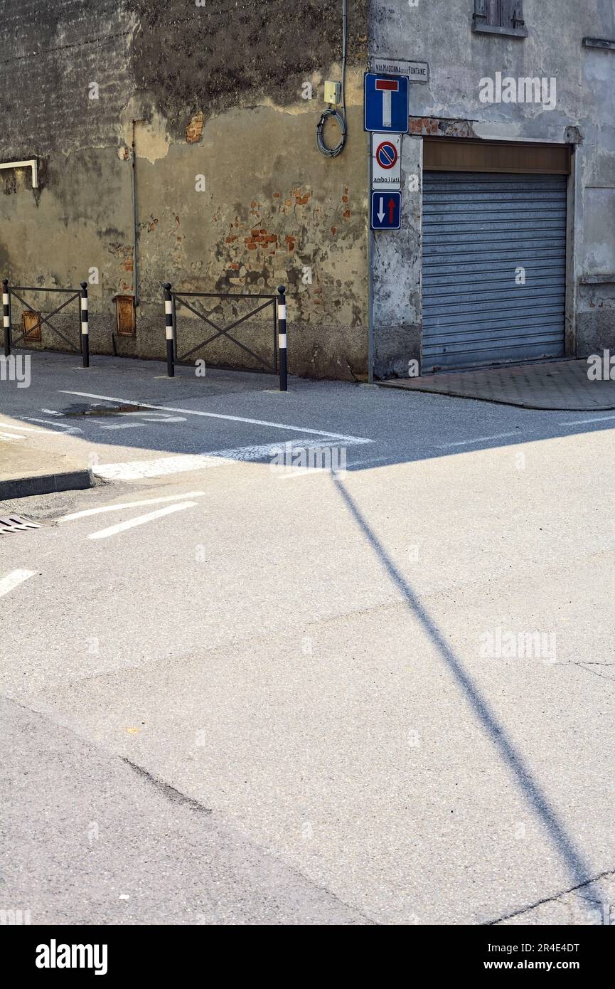 Carrefour entre une allée et une route avec un magasin fermé au coin de ...