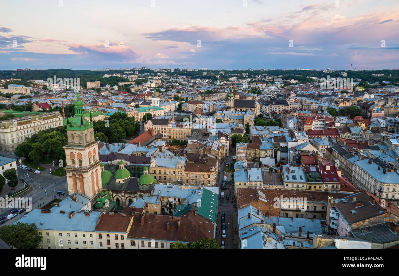 Toits de la vieille ville de Lviv en Ukraine pendant la journée. L'atmosphère magique de la ...