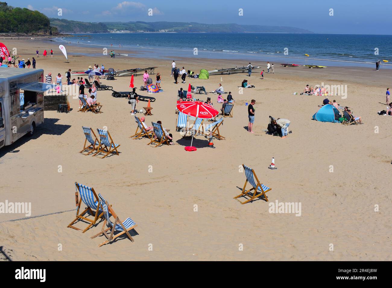 Une scène typique de vacances en bord de mer britannique très fréquentée à la plage en été à ...