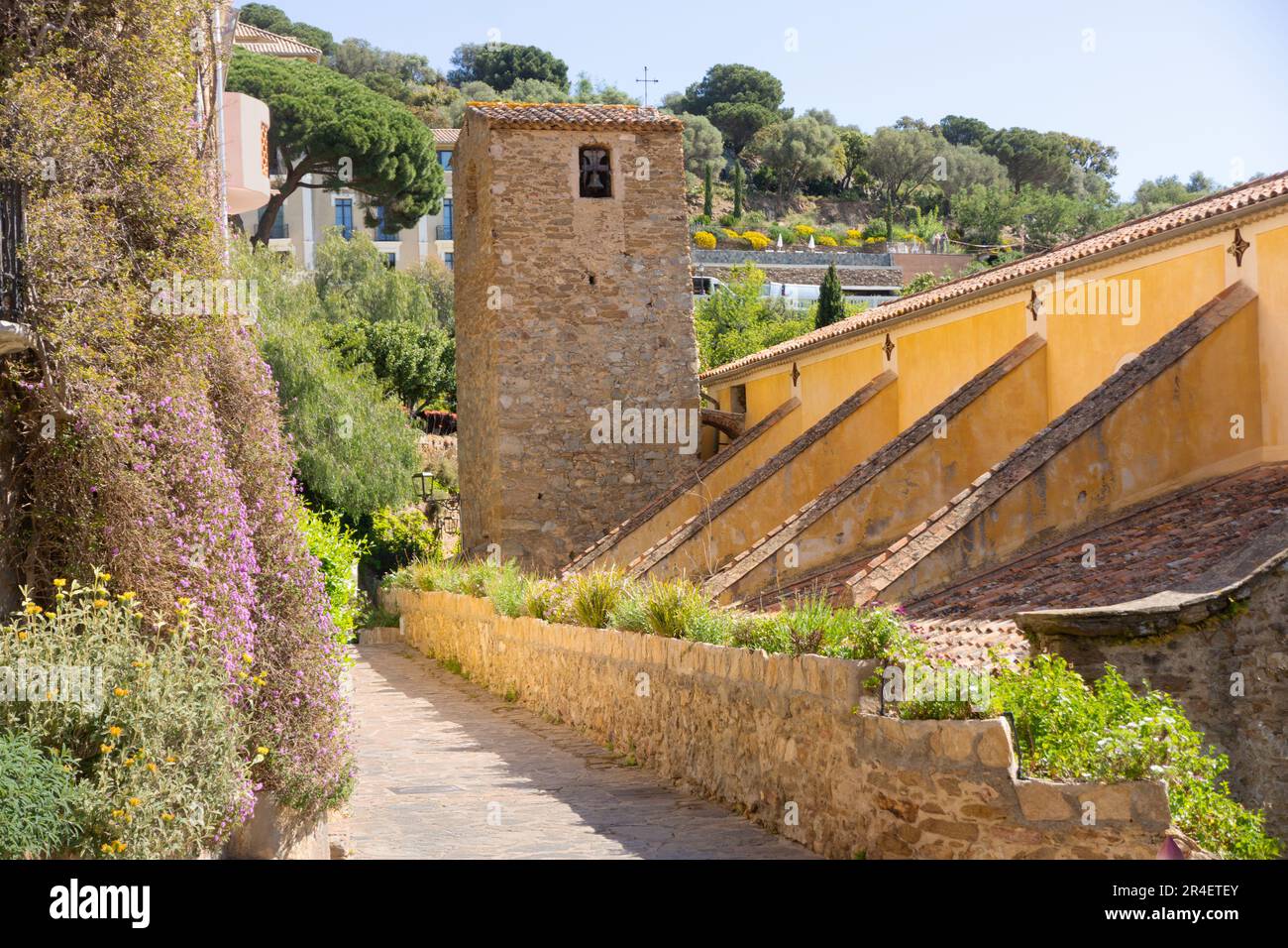 Vue sur le village pittoresque de Bormes les Mimosas, à l'extérieur de St. Tropez, au sommet d ...