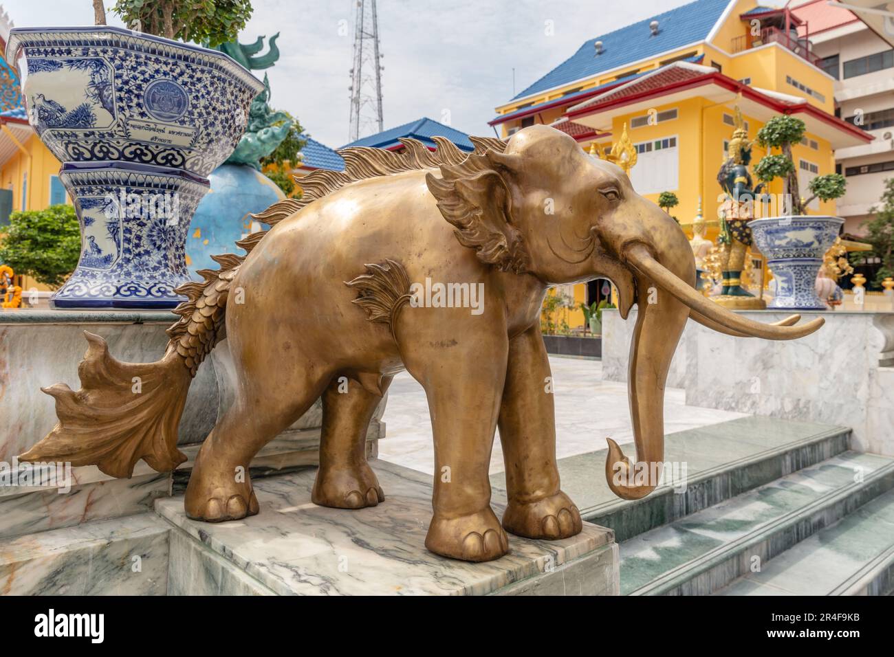 Statue de Waree Kunchorn, créature mythique avec corps d'éléphant et ...