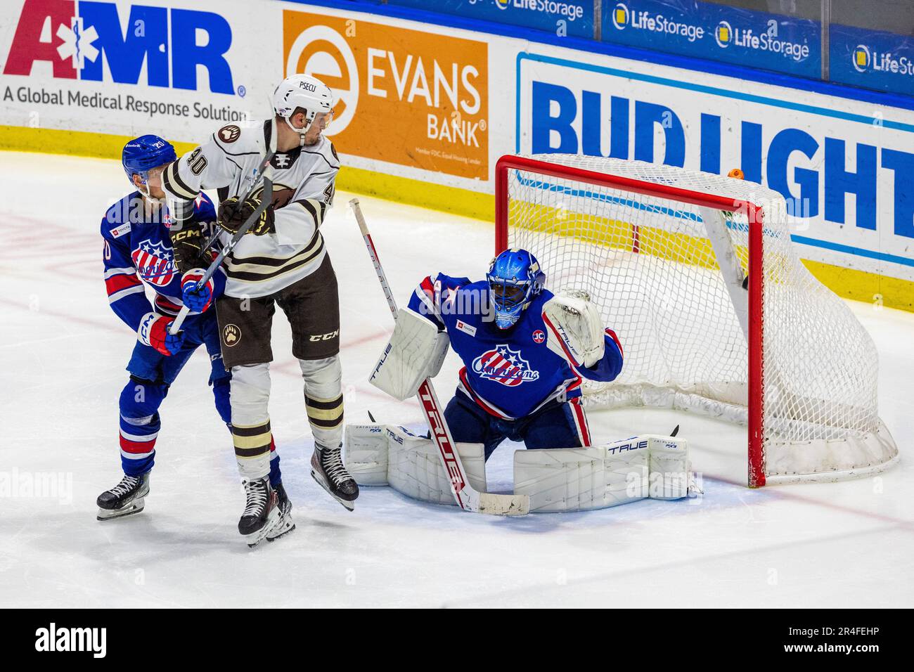 27 mai 2023: Hershey porte en avant Aliaksei Protas (40) regarde le ...